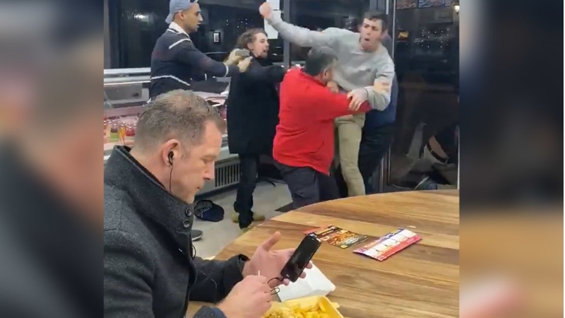 Hombre se convierte en meme por comer tranquilamente durante pelea ...