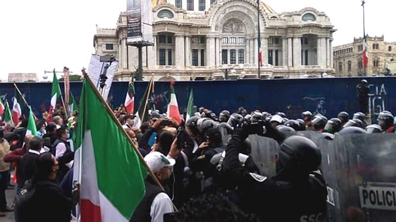 Frena Policía De La Cdmx Protesta Y Plantón Contra Amlo Que Exigía Su