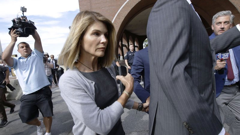 Lori Loughlin se presenta en prisión de California para cumplir su ...
