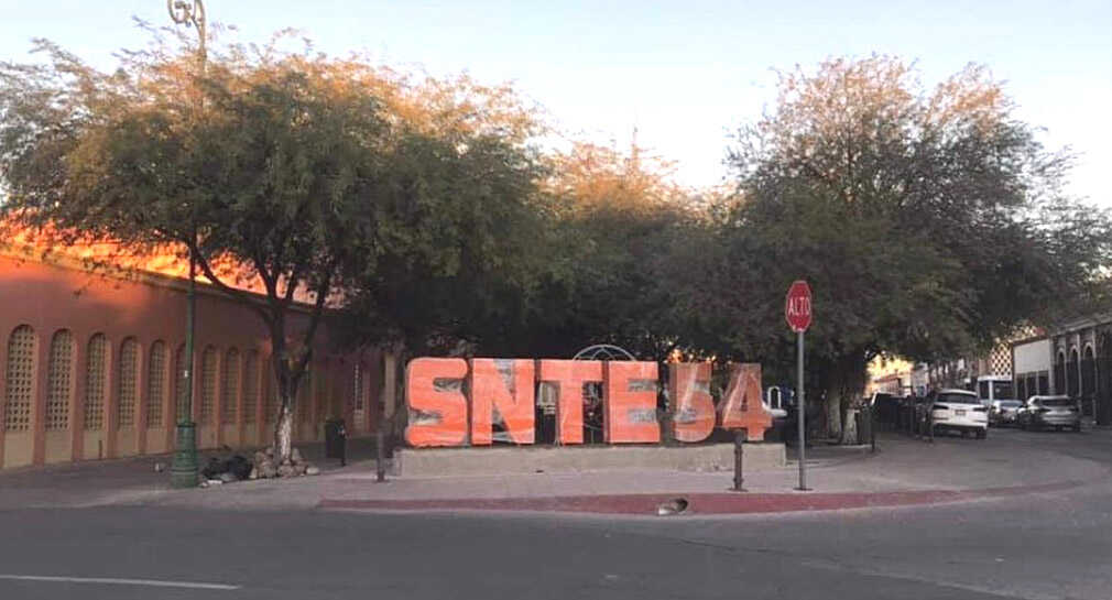 Maestros deben de poner el ejemplo de civismo y retirar el letrero ...