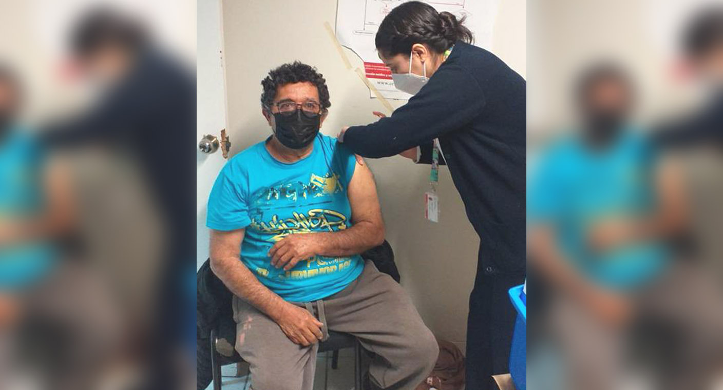 Ramón Durán, primer adulto mayor en recibir la vacuna contra covid en ...