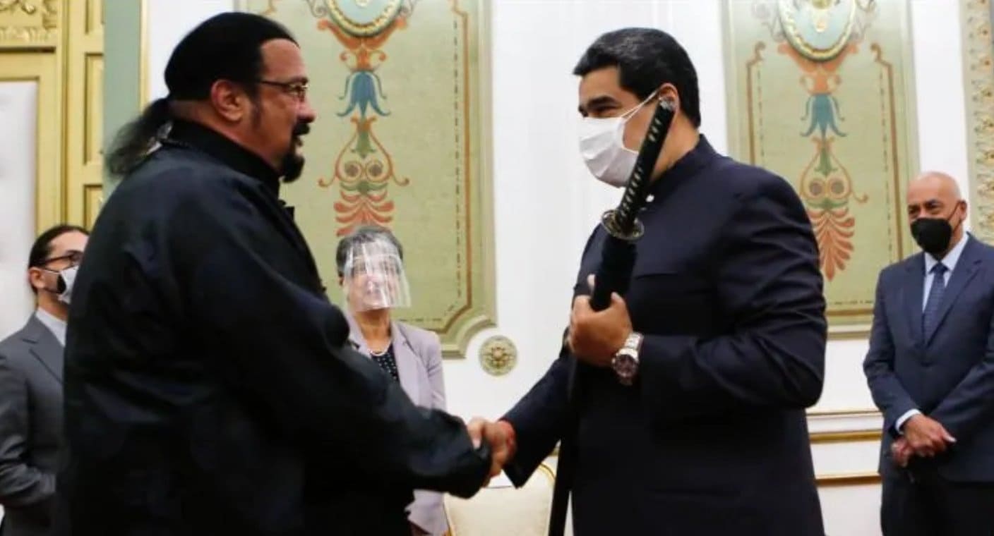 El actor o productor, Steven Seagal, regala sable samurái a Nicolás ...