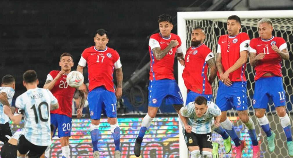 Messi marca golazo de tiro libre sobre Chile en la Copa América ...