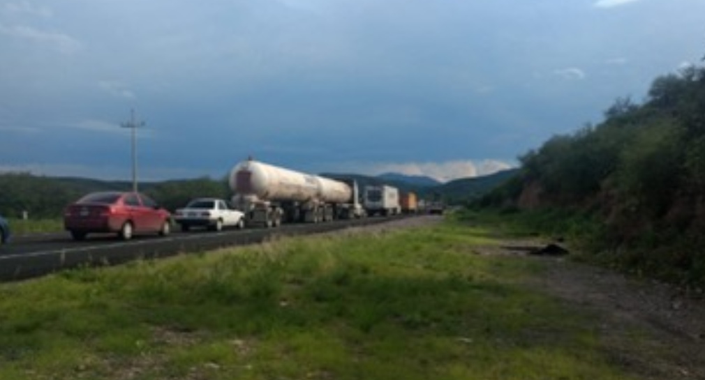 Vuelca pipa que transportaba gas y materiales peligrosos en carretera ...