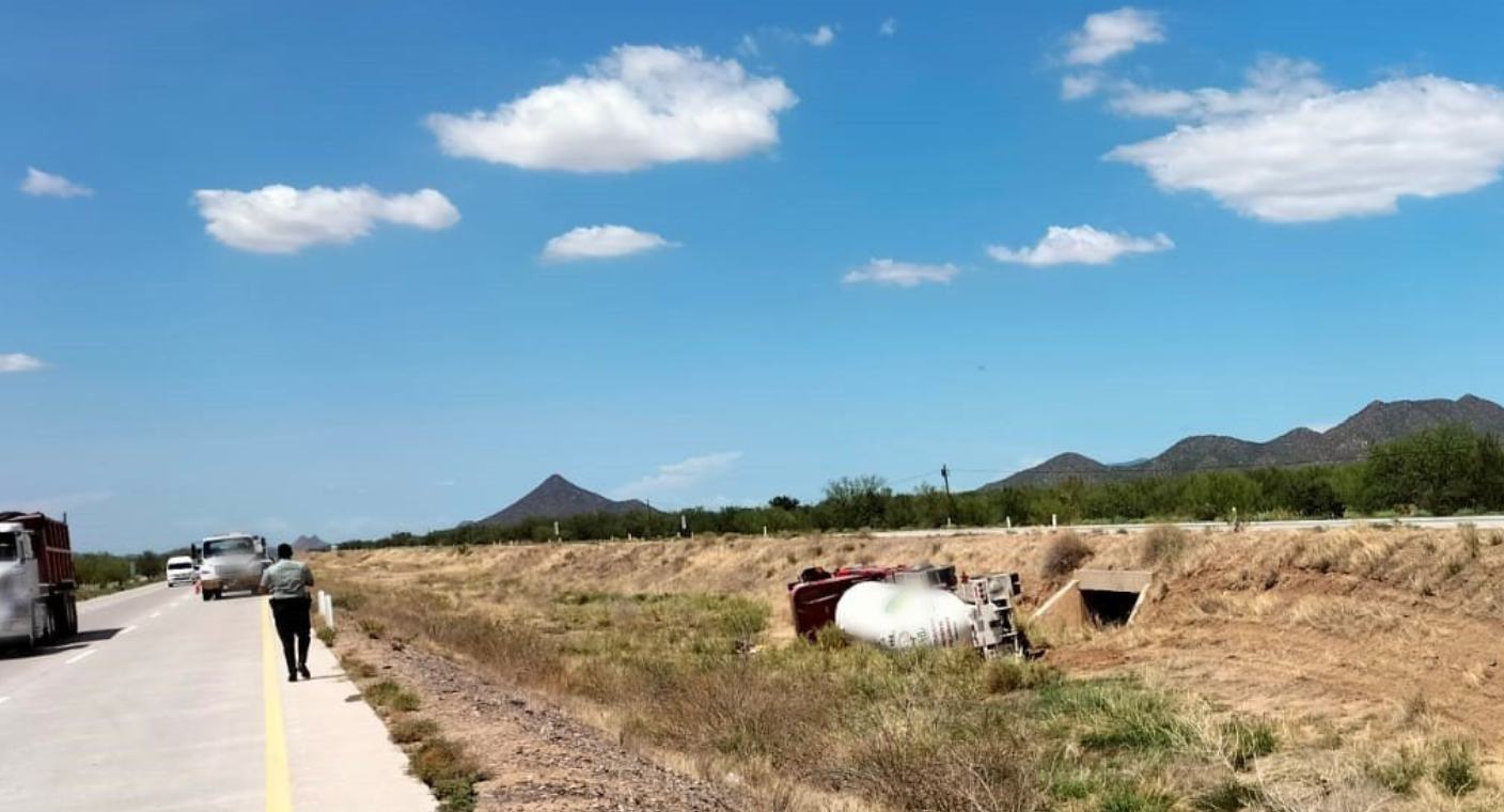 Un herido y pequeña fuga controlada deja volcadura de pipa que cargaba amoniaco sobre carretera ...