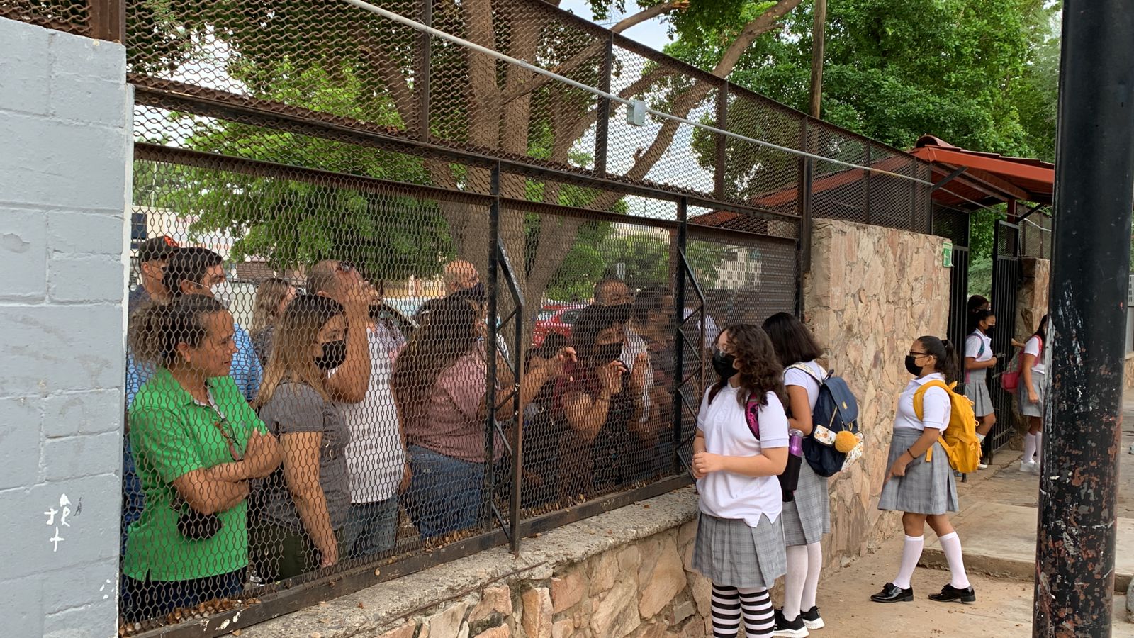 Con abrazos, grandes expectativas y tráfico, jóvenes comienzan clases ...