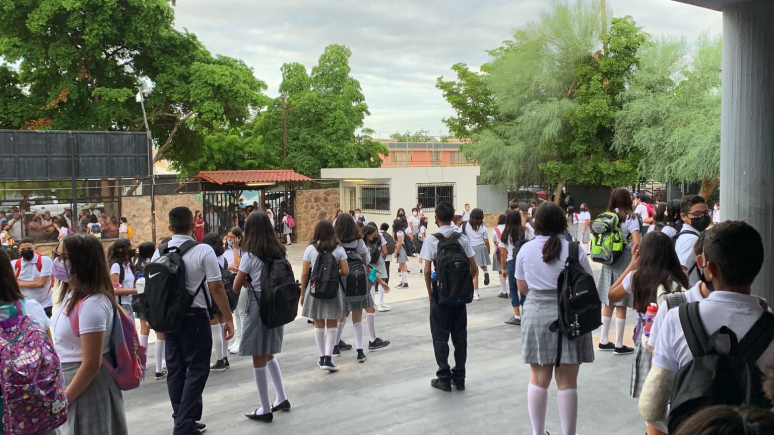 Con abrazos, grandes expectativas y tráfico, jóvenes comienzan clases ...