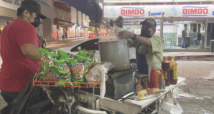 Para ganar más dinero, Don Manuel comenzó a vender elotes los domingos ...