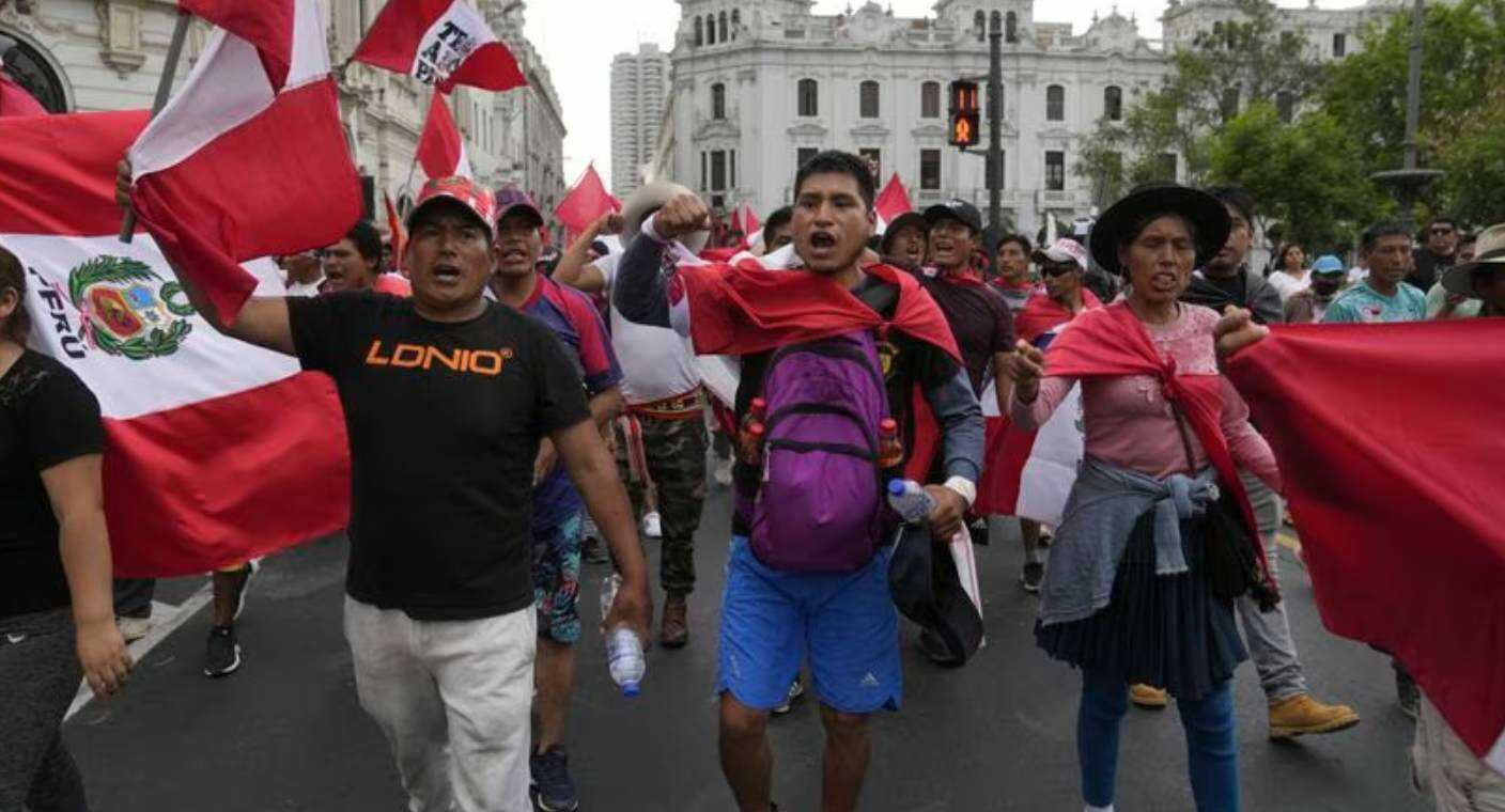 Miles de personas llegan a Lima para manifestación masiva contra el ...