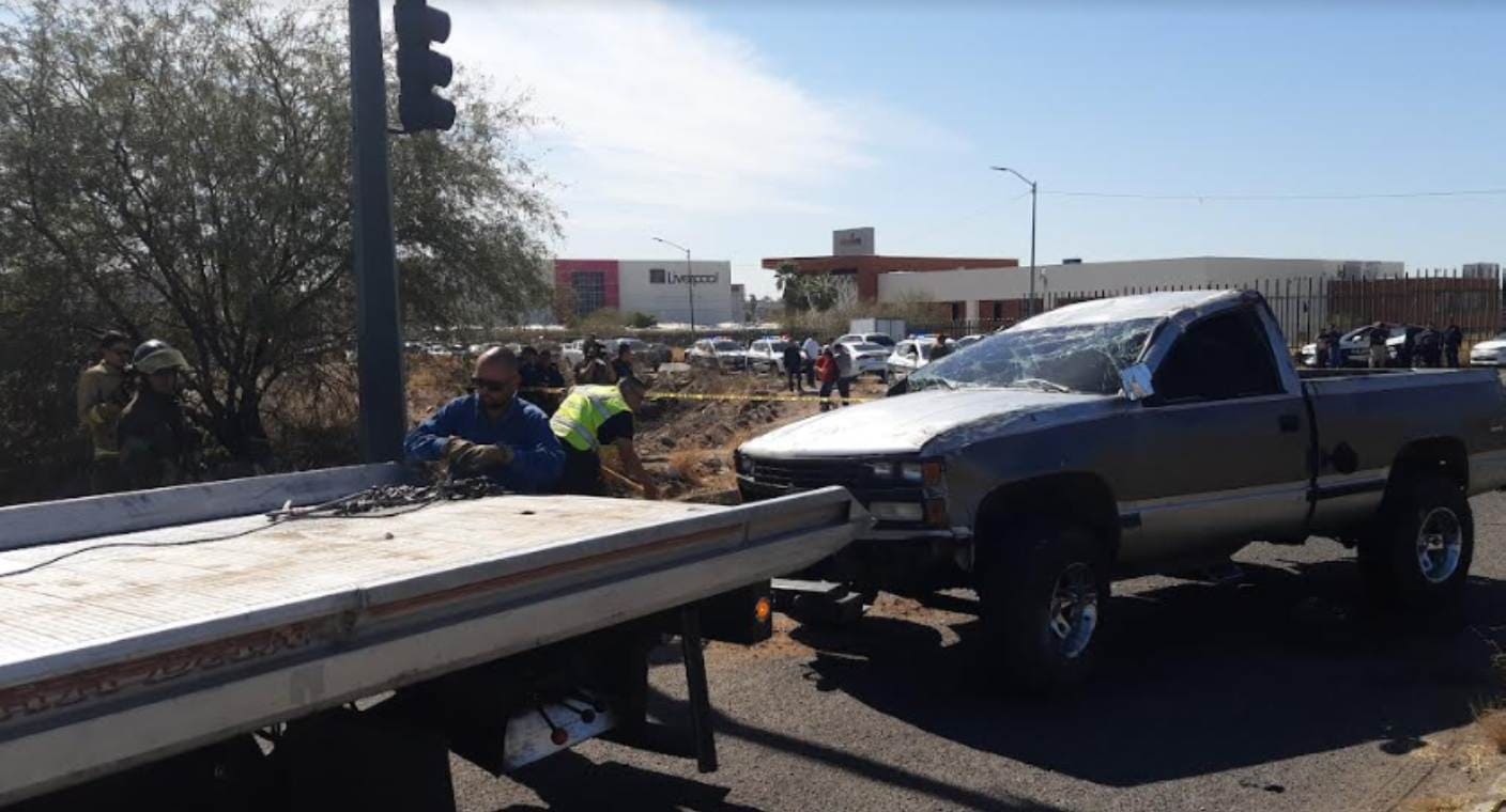 Movilización policíaca termina con volcadura de automóvil en bulevar ...