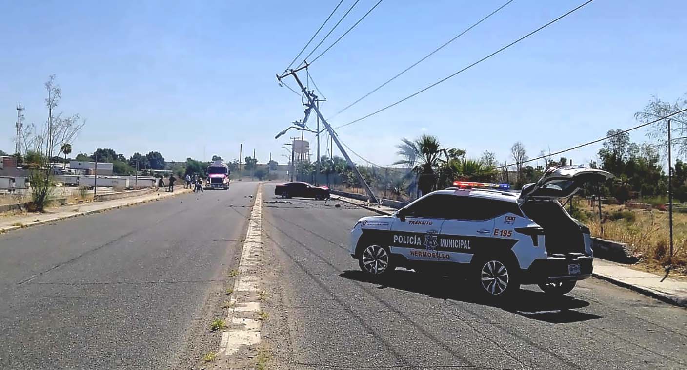 Choca vehículo contra poste de CFE en bulevar de Hermosillo; Policía ...