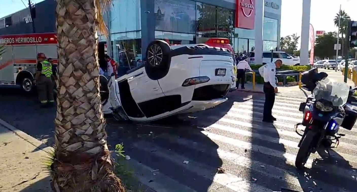 Vuelca camioneta tras choque por no respetar semáforo en centro de ...