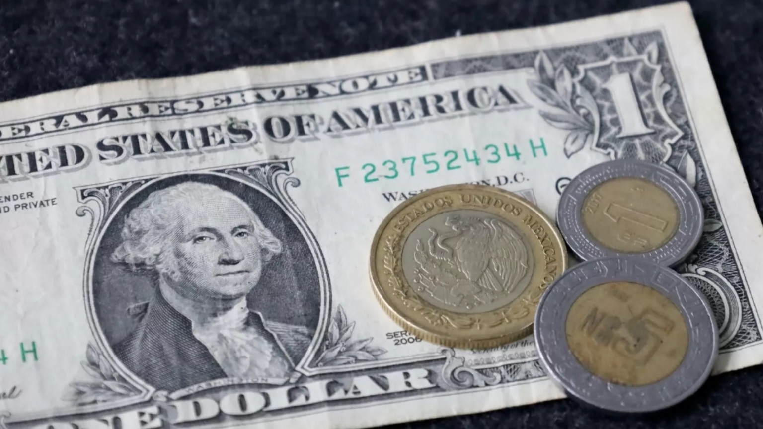 Precio dólar HOY 8 de abril: baja frente al peso y se aleja de los 18 ...